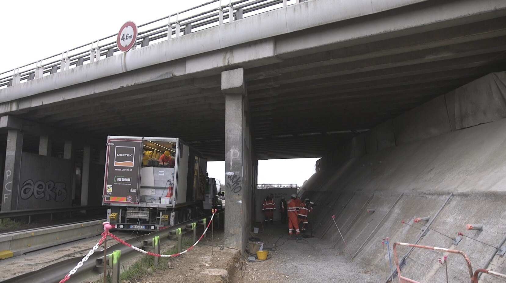 Intervento di riduzione della scarpata di un ponte con ancoraggi e ...