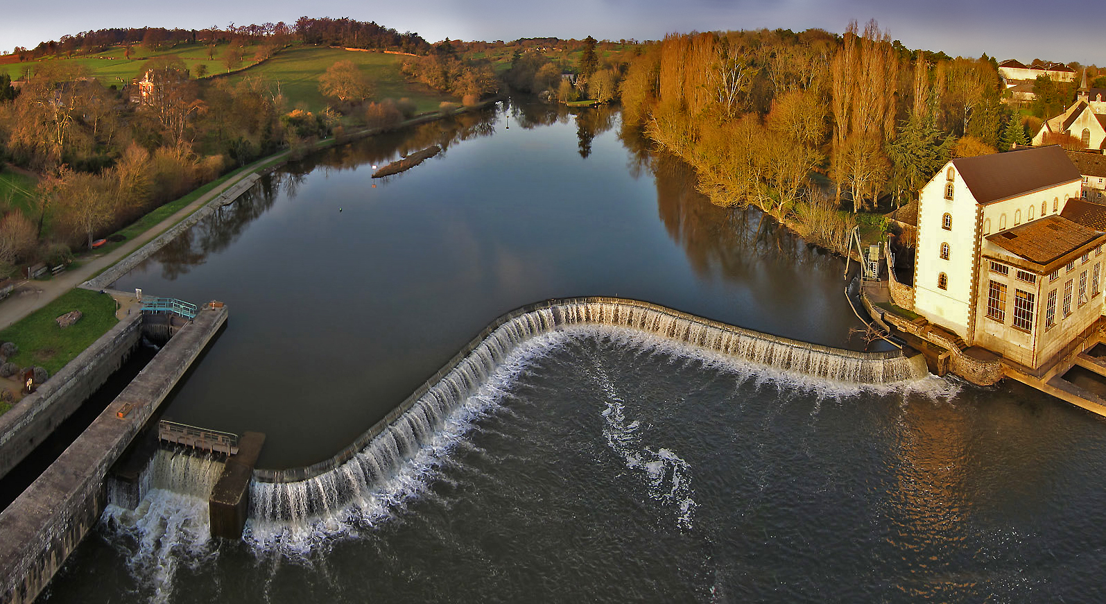 Consolidamento del muro di sponda di una chiusa sul fiume
